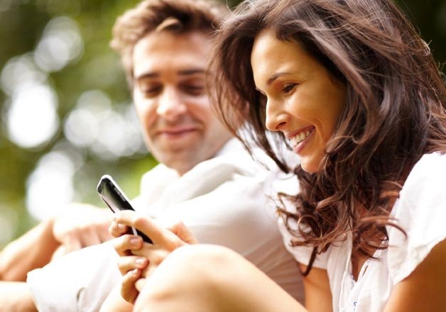 Research proves couples using Facebook enjoy stronger bonding | IndiaTV ...