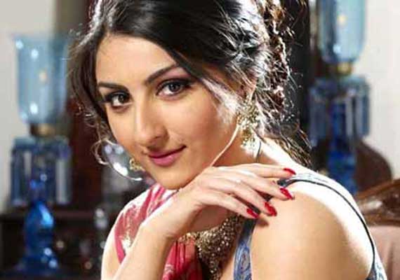 Soha eyes mother's 'beautiful' jewellery | Lifestyle News – India TV
