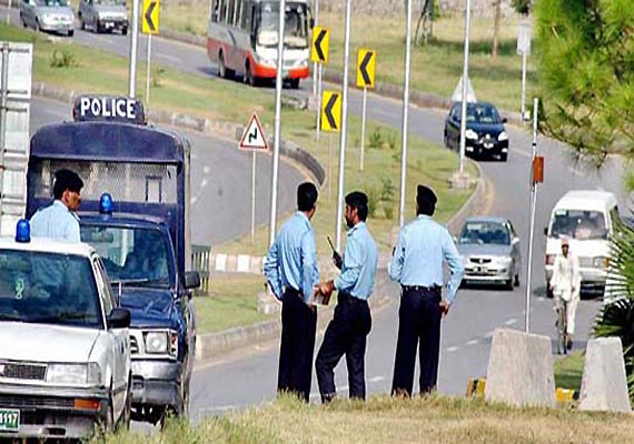 Pakistan gun-toting man arrested alive after six-hour ordeal | World ...