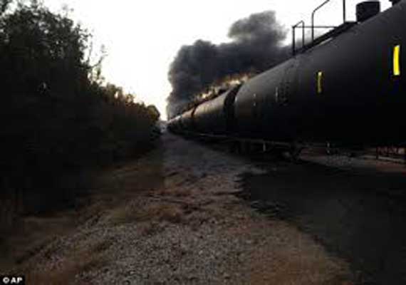 Dramatic video: US train carrying crude derails, bursts into flames ...