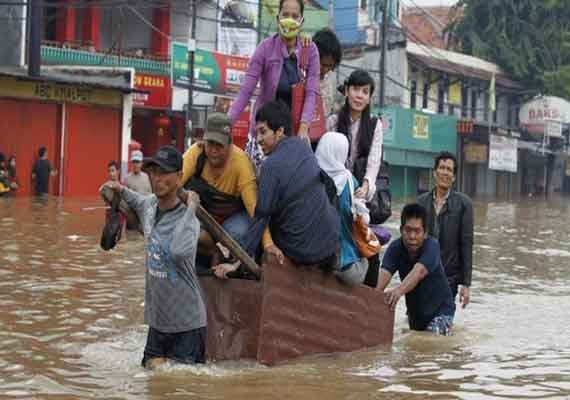 Indonesia floods displace over 34,000 people | World News – India TV Indonesia floods displace over 34,000 people | World News – India TV