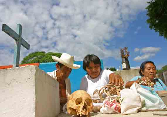 Know about the cemetery in Mexico where bones of the dead are taken out ...