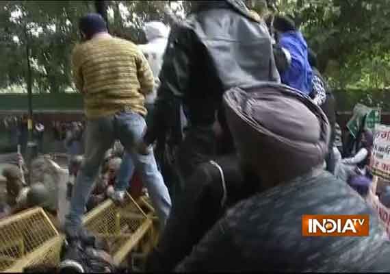 1984 riots: Sikh groups protest outside Rahul Gandhi's residence ...
