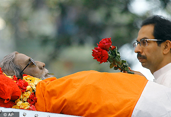 Bal Thackeray cremated with state honours amidst sea of mourners ...