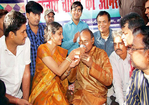 Bihar love guru Matuknath gifts car to Julie on V-Day | India News ...