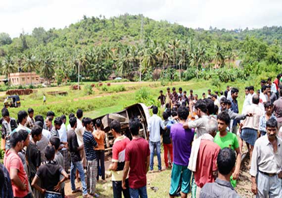 Bus falls into trench, 3 dead 30 injured | India News – India TV