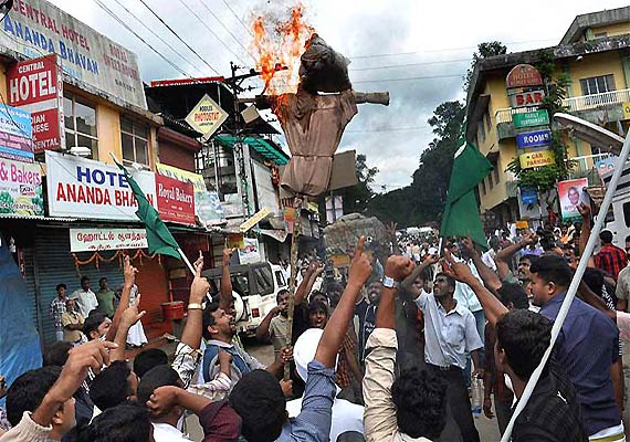 Dam Protesters Try To Enter Kerala, Baton Charged | India News – India TV