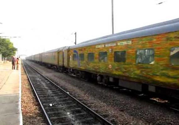 Delhi-Pune Duranto Express engine derailed | India News – India TV