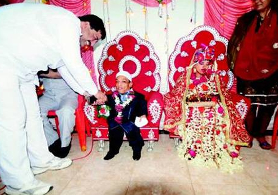 Five feet tall girl marries 2-feet tall man, says it's love at first ...
