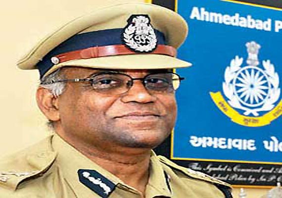 Gujarat DGP faints during Modi's I-Day address | India News – India TV