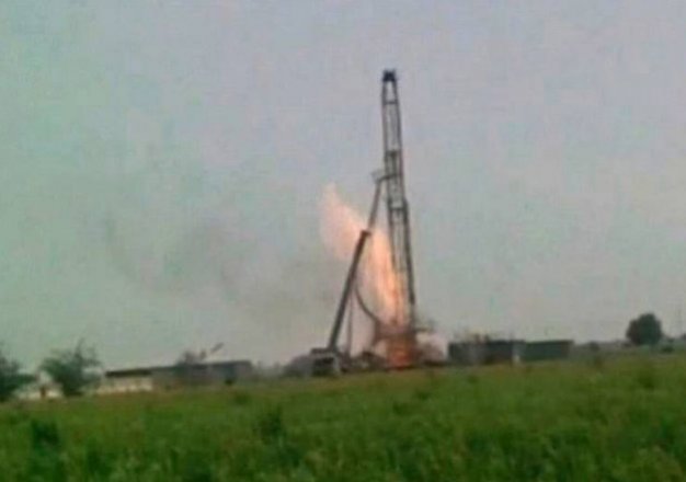 Fire is still raging at the ONGC gas well even after 24 hours-India TV ...