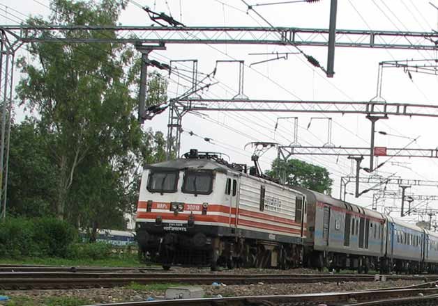 Bomb scare on Lucknow Shatabdi Express, train evacuated at Ghaziabad | India News – India TV