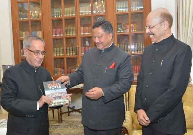 Election Commission presents 'India Votes' book to President | IndiaTV ...