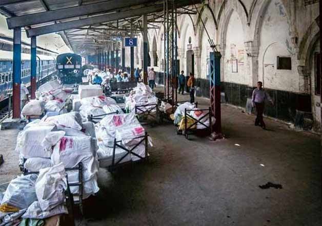India sends relief to Nepal using rail route |IndiaTV News | India News ...