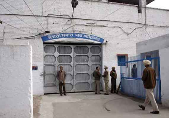 Indo-Pak judicial commission meets 56 Pak prisoners in Amritsar jail ...