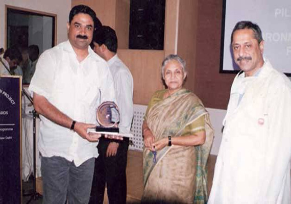 Ink Thrower Kamran Siddiqui Posed With Sheila Dikshit, Rajnath Singh ...