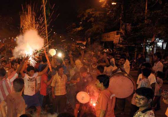 Kolkata bursts crackers, celebrates Knight victory | India News – India TV