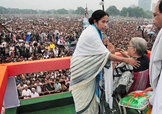 Mamata visits Mahasweta Devi | India News – India TV