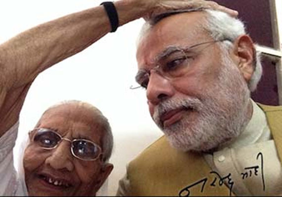Modi clicks 'selfie' with mother, posts on twitter | India News – India TV