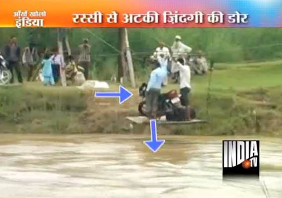 People In UP Cross A River Using A 'Jugaad' Ropeway | India News – India TV