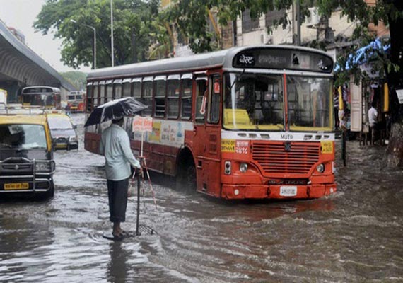 Rains lash Mumbai again causing more waterlogging | India News – India TV