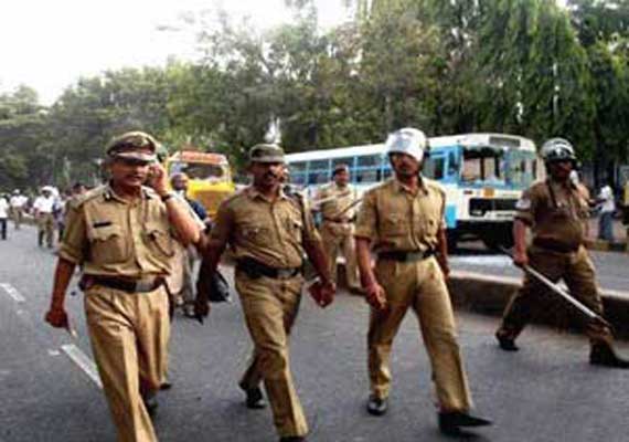 Shocking: Man pushed into fire while saving a burning woman | India ...