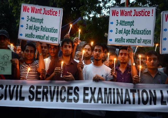 UPSC aspirants protest outside Rahul Gandhi residence | India News ...