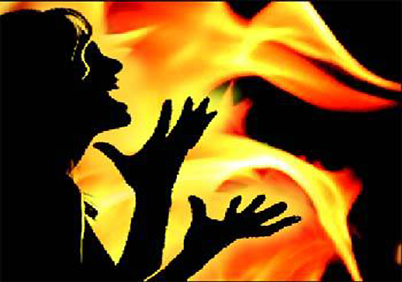 Woman set ablaze by husband for opposing extra-marital affair | India ...