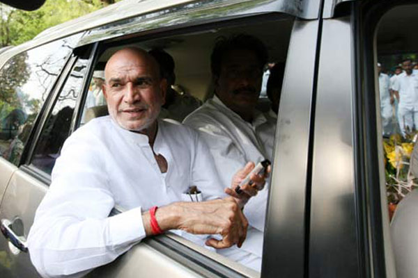 1984 anti-Sikh riots: Congress leader Sajjan Kumar acquitted, shoe ...