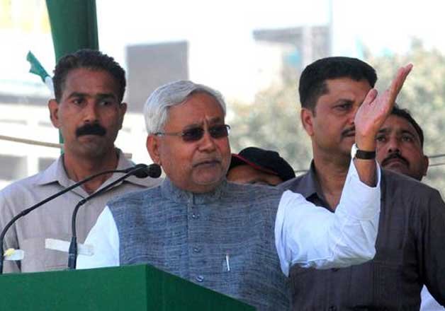 Nitish Kumar shown slippers at election rally | National News – India TV