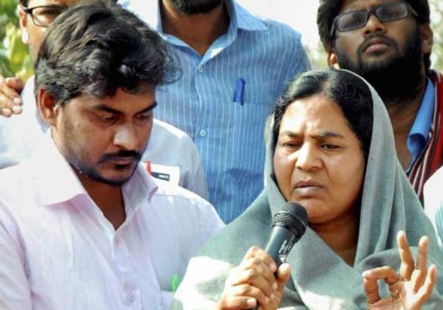 Smriti Irani lying, my son didn't get fellowship money: Rohith Vemula's ...