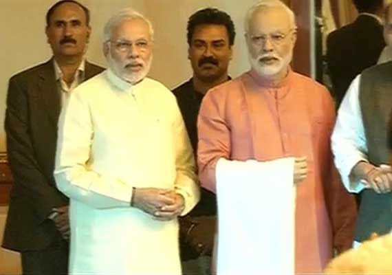 Narendra Modi unveils his wax statue in Mumbai, Rajnath terms him ...