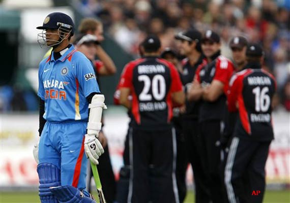Dhoni Questions Dravid's Controversial Dismissal | Cricket News – India TV