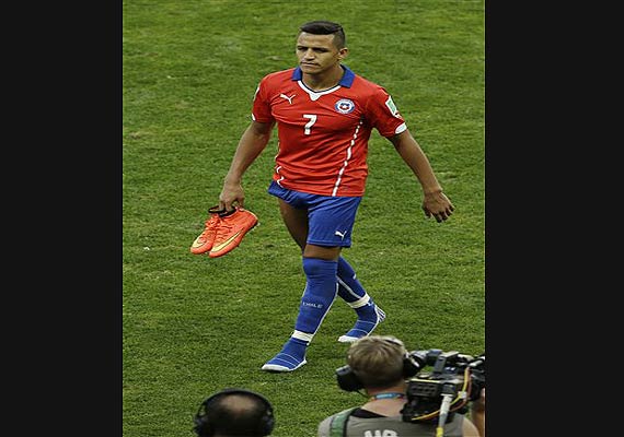 Chile star Sanchez leaves Barcelona for Arsenal | Soccer News – India TV