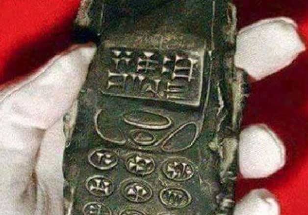 Unbelievable! Archaeologists discover 800-year-old alien mobile phone ...