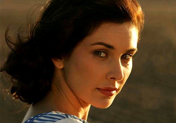 Lisa Ray plans cancer research institute in India | Bollywood News ...