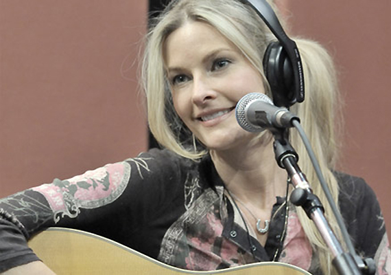 Singer Elizabeth Cook Gets AMA Nominations | Hollywood News – India TV