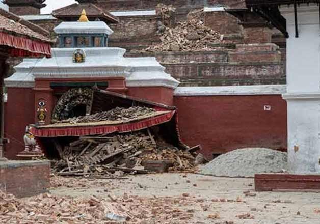 500-year-old Kathmandu temple turned to rubble after quake |IndiaTV ...