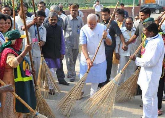 PM Modi launches 'Swachh Bharat Abhiyan', administers cleanliness ...