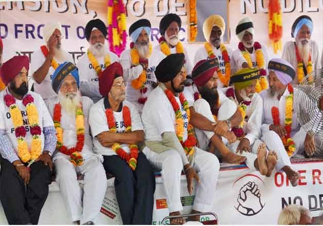 OROP protest continues, another veteran hospitalised | India News ...