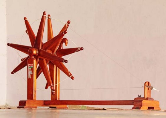 Learn charkha spinning like Gandhi in Delhi University! | India News ...