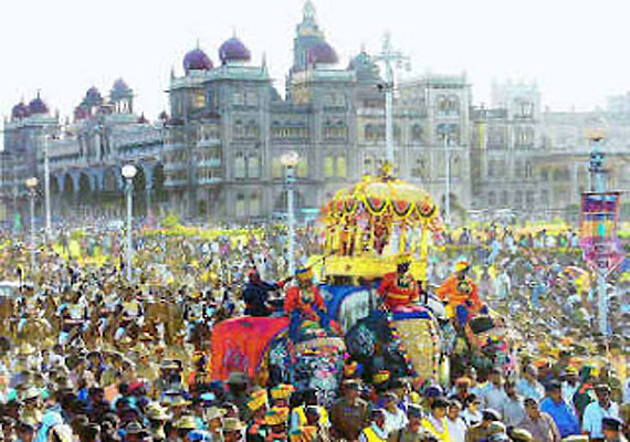 Royal procession marks grand finale of Dussehra in Mysore | India News ...