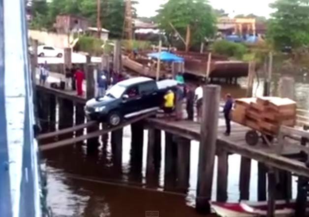 Watch how a car is boarded on a ship using a plank | IndiaTV News ...
