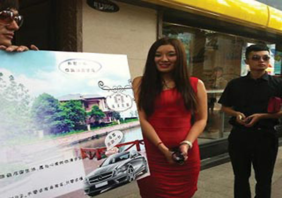 Rich Chinese woman seeks love on the street | India News – India TV