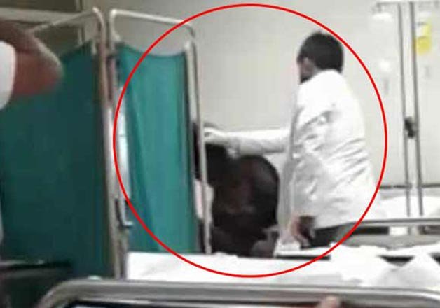A doctor in Lucknow's KGMU beat up and unconscious patient-IndiaTV News ...