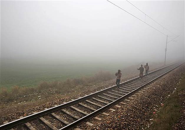 Fog delays 48 trains in Delhi | India News – India TV