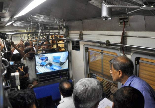CCTV cameras installed in local train in Mumbai-IndiaTV News | India ...
