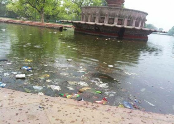 On weekends, India Gate remains littered with garbage | India News ...