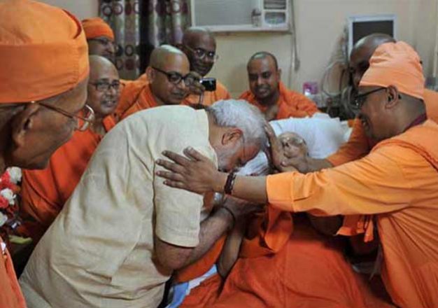 Narendra Modi visited his ailing Guru Swami Atmasthananda Maharaj in ...